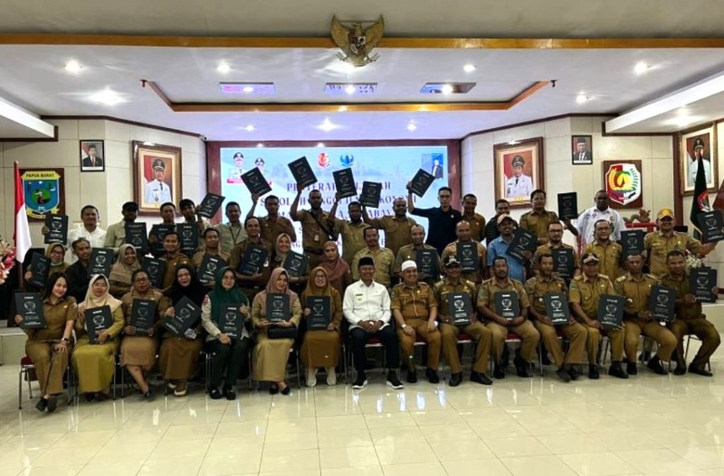 Bupati Untung Tamsil Serahkan Ijazah Prodi Magister Manajemen ke 57 ...